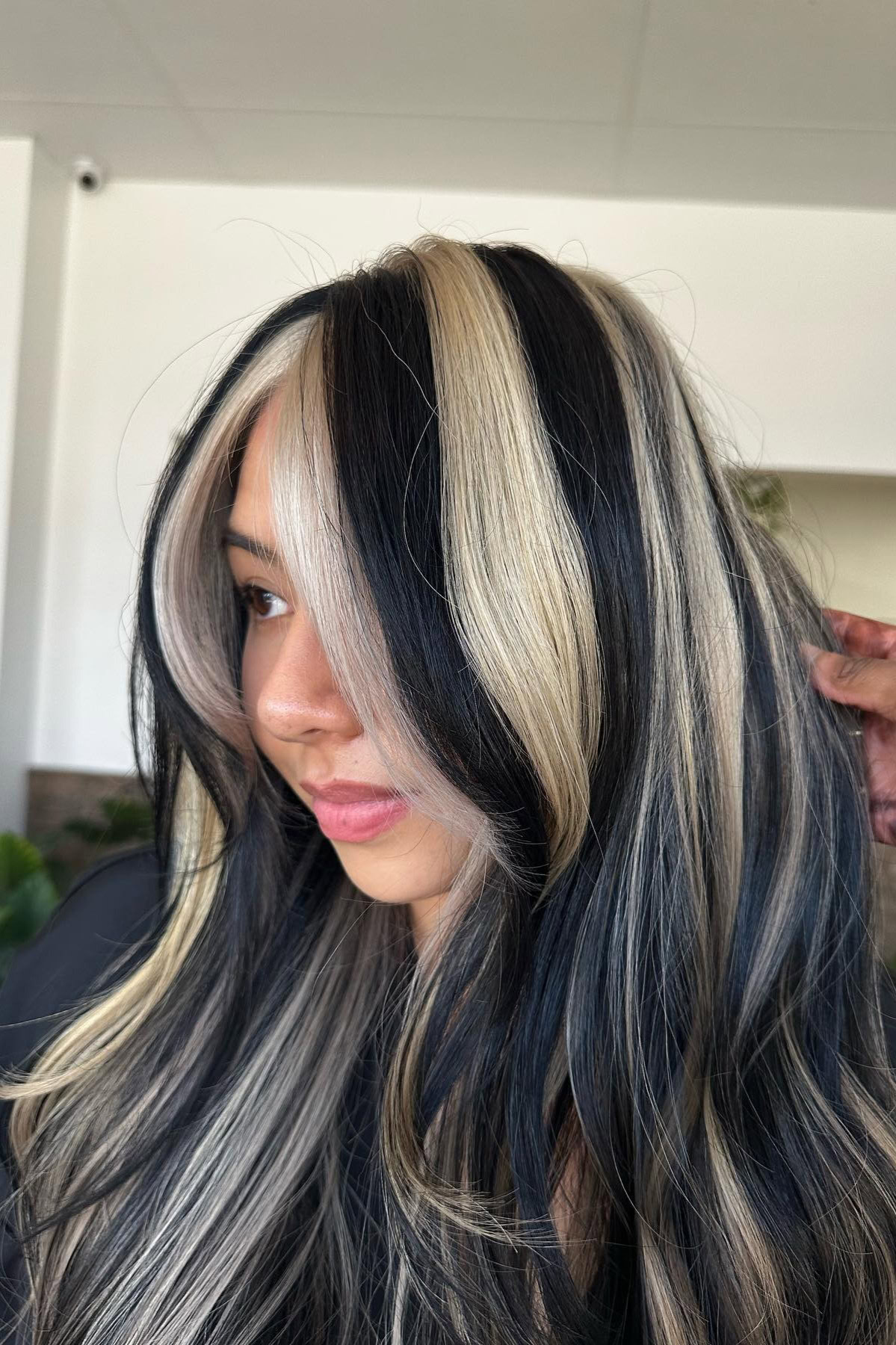 20+ Stunning Ideas for Black Hair With Blonde Highlights - Flo's Blog