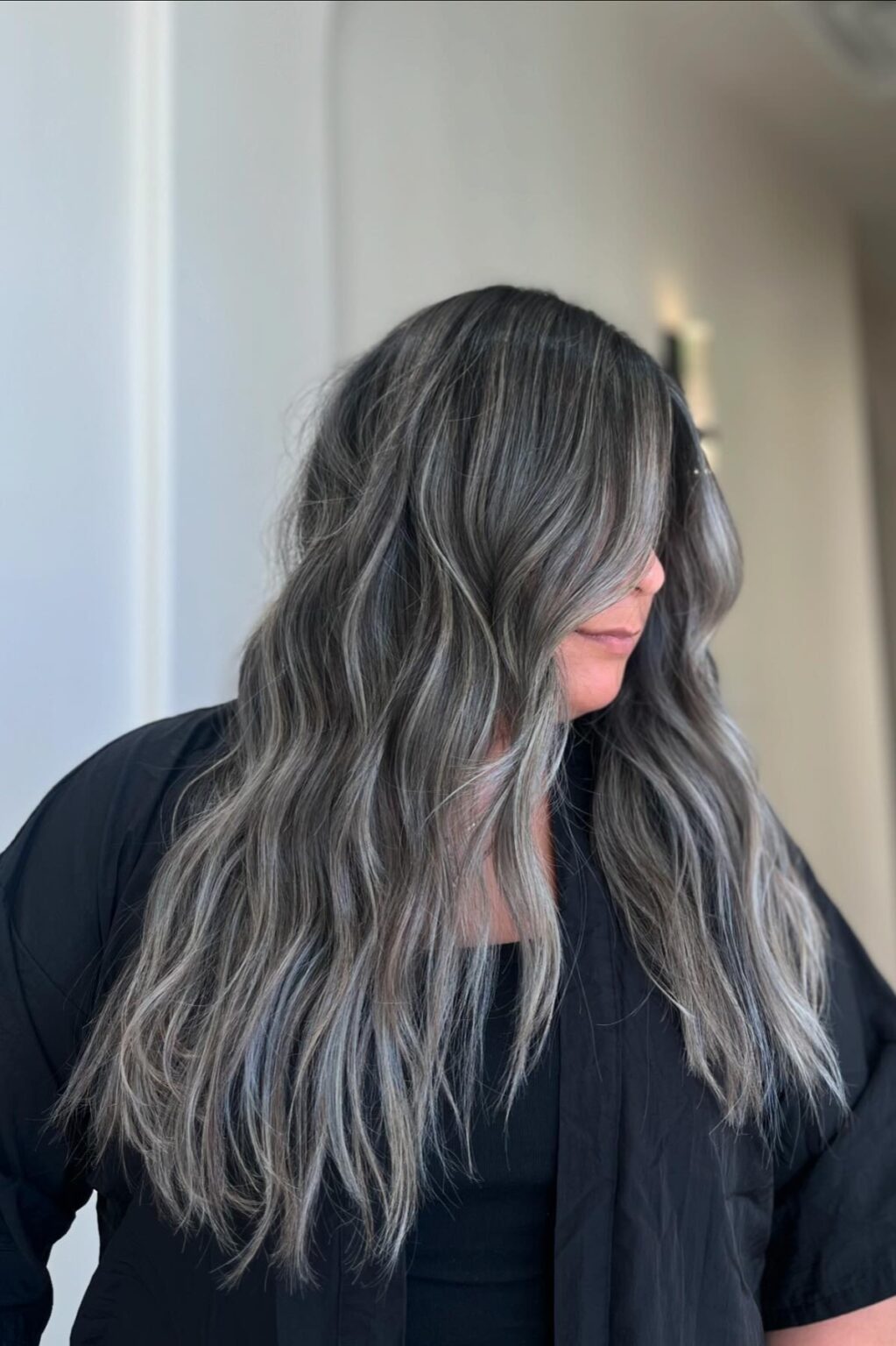 30+ Chic Silver Highlights and Gray Blending Ideas for Dark Hair (NEW ...