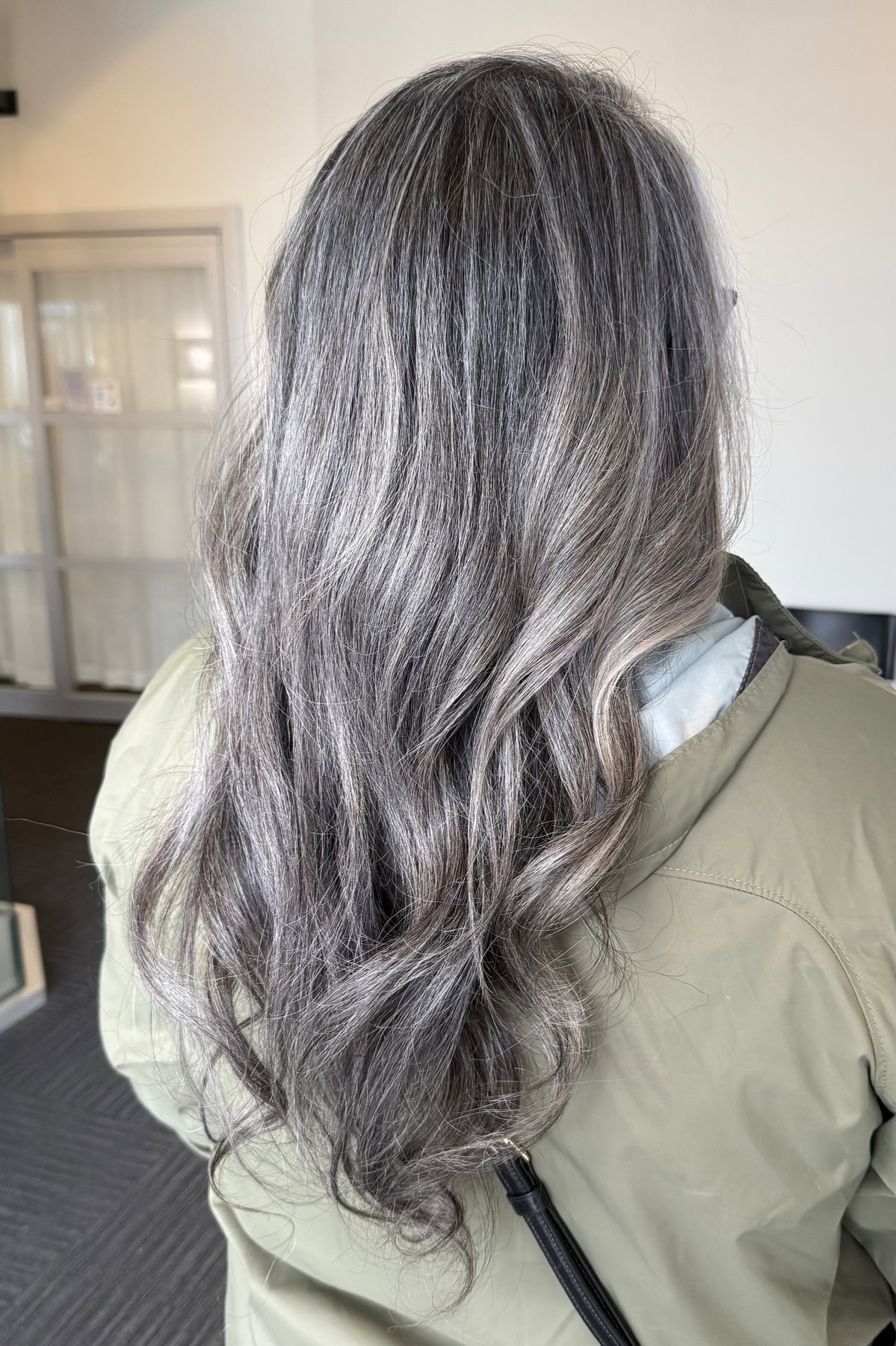 30+ Chic Silver Highlights and Gray Blending Ideas for Dark Hair (NEW ...